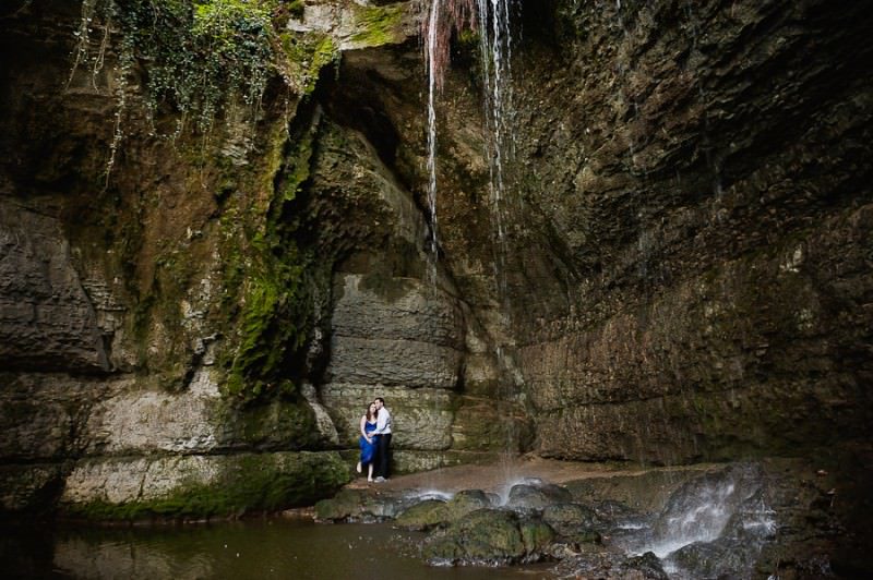 Seance engagement nature - séance photo dans une cascade - Photographe ...