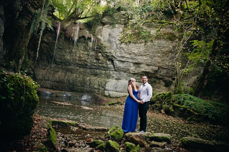 Seance engagement nature - séance photo dans une cascade - Photographe ...