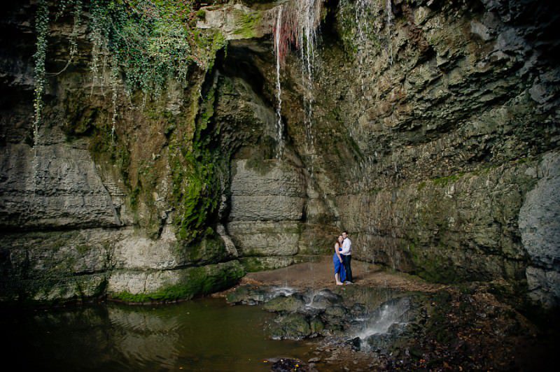 Seance engagement nature - séance photo dans une cascade - Photographe ...